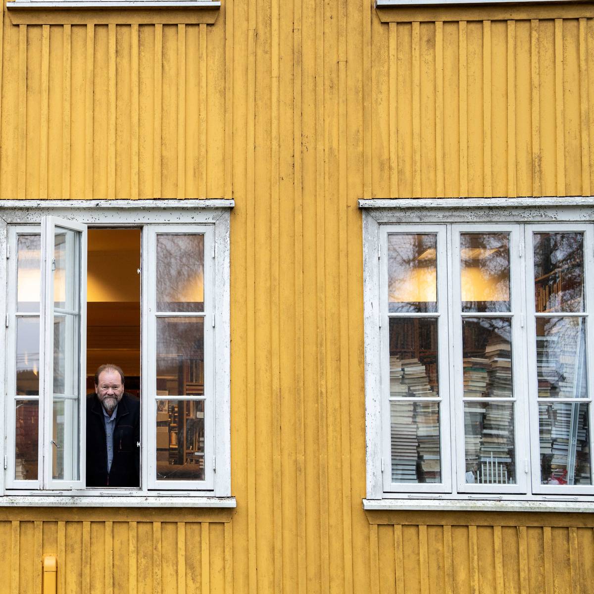 Jarle Oppedal har 275.000 bøker fordi han misliker at de skal kastes ...