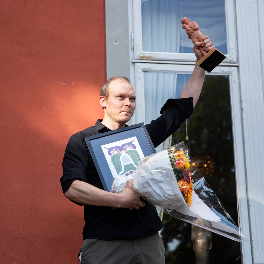 Anmeldelse: «Under brosteinen, stranden!» av Johan Harstad – NRK Kultur ...