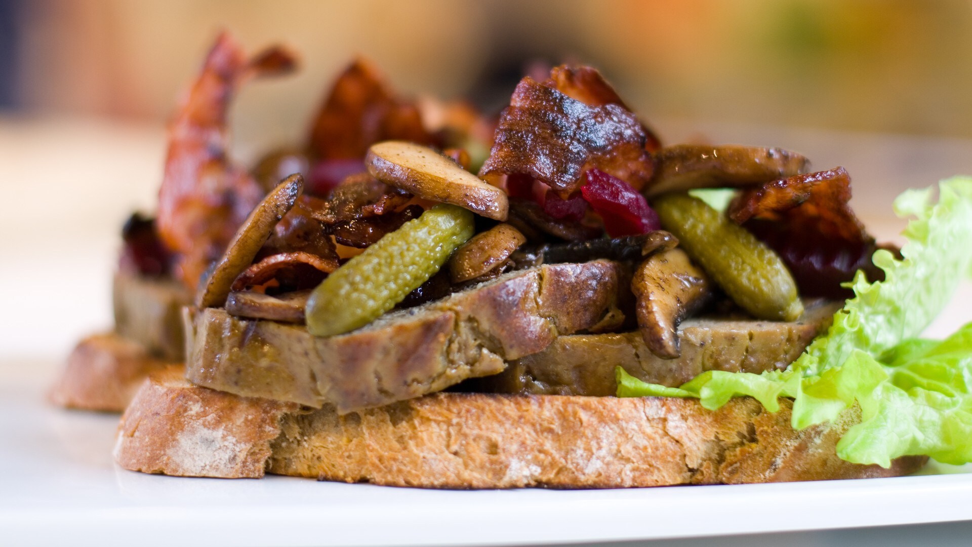 Andreas Myhrvold lager dansk leverpostei – NRK