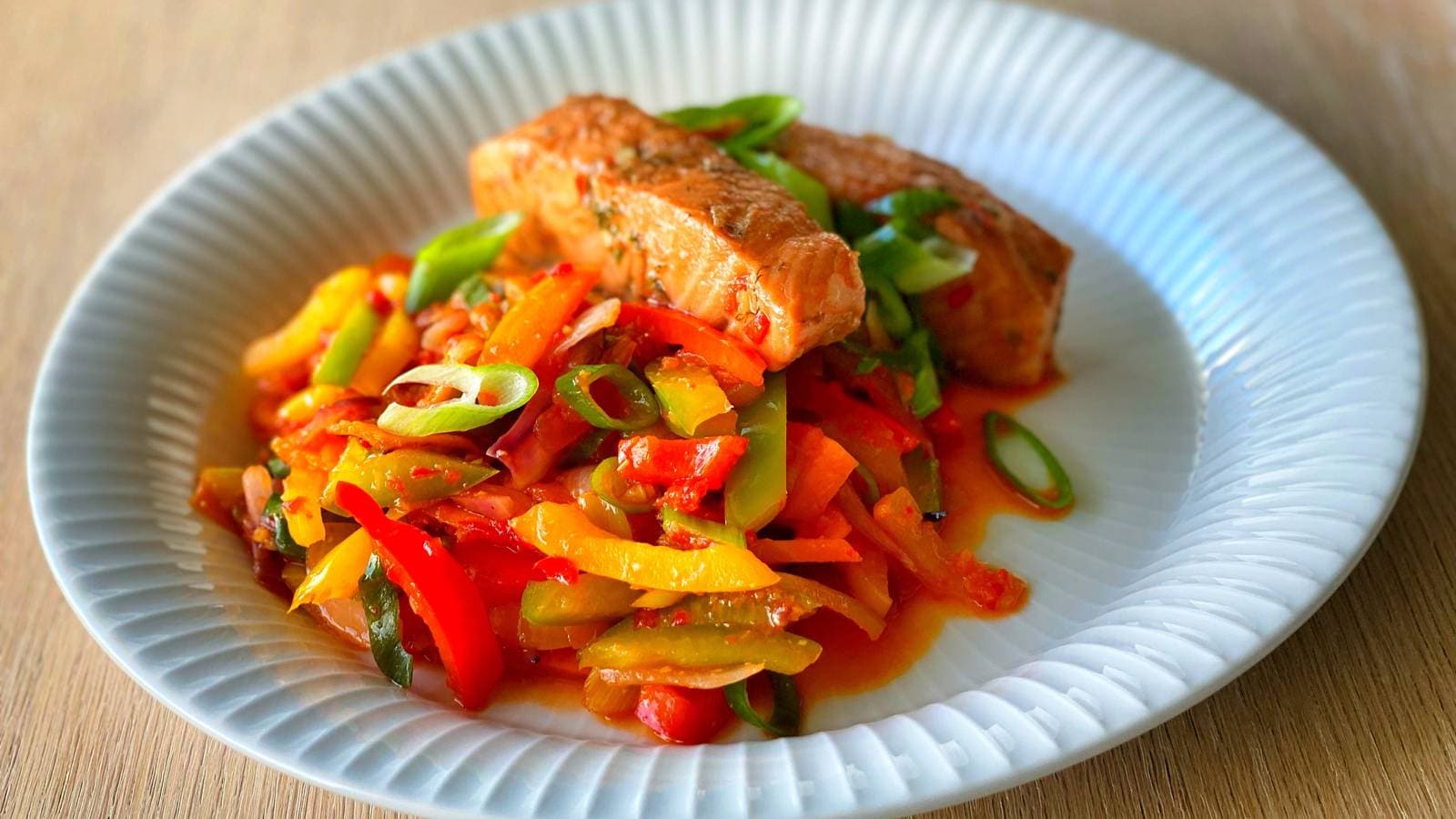 Marinert laks med wok – NRK Mat – Oppskrifter og inspirasjon