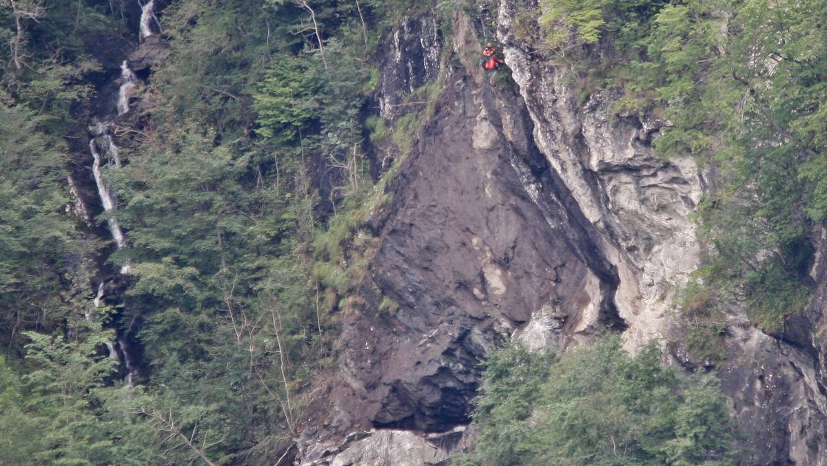 Stor fjellsprekk over rasstaden – NRK Vestland