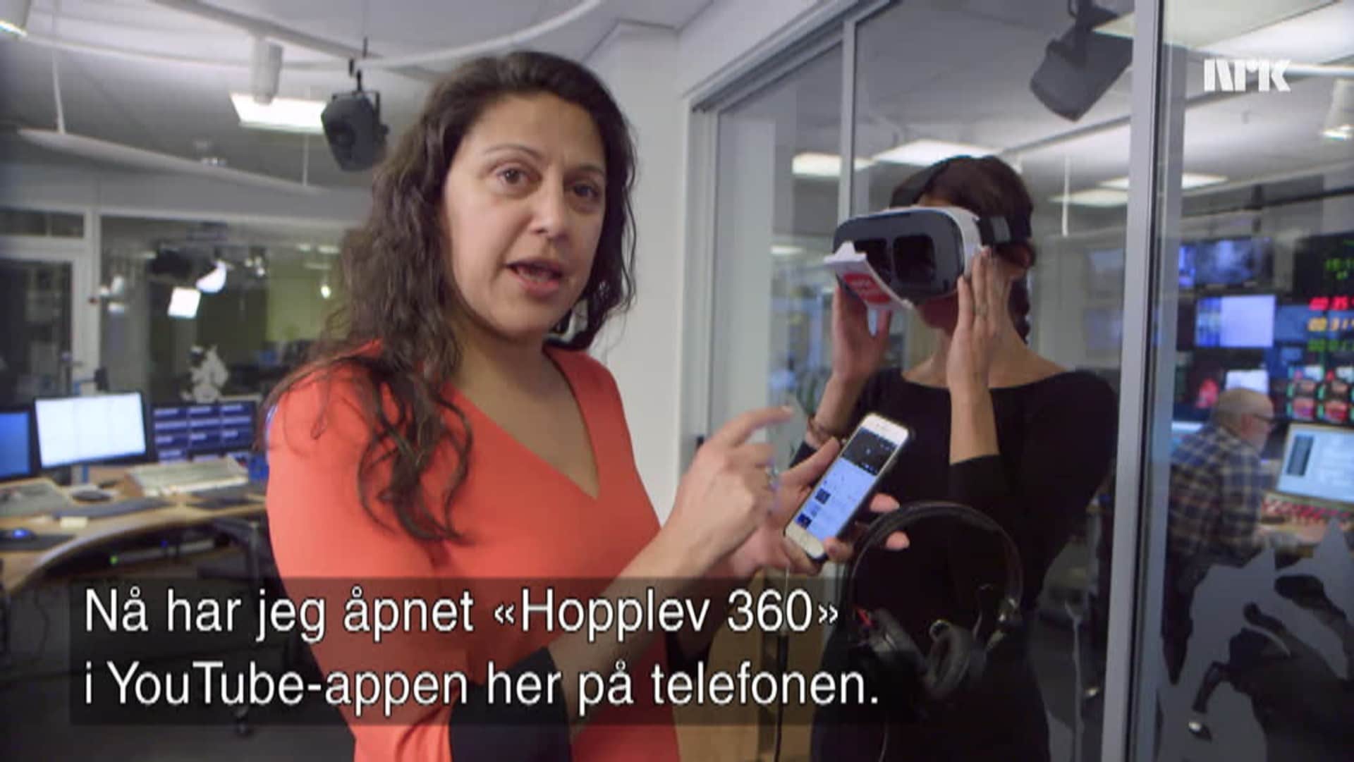 Kanalvert Yasmin Syed viser hvordan du kan se «Hopplev 360°» med VR ...