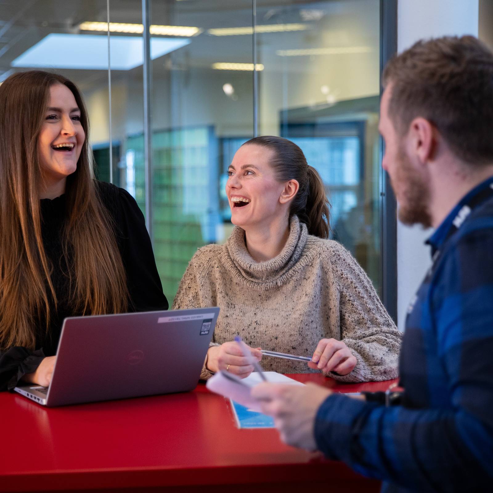 Slik kan du tipse NRK Rogaland og sende inn bilder til TV-sendingen ...