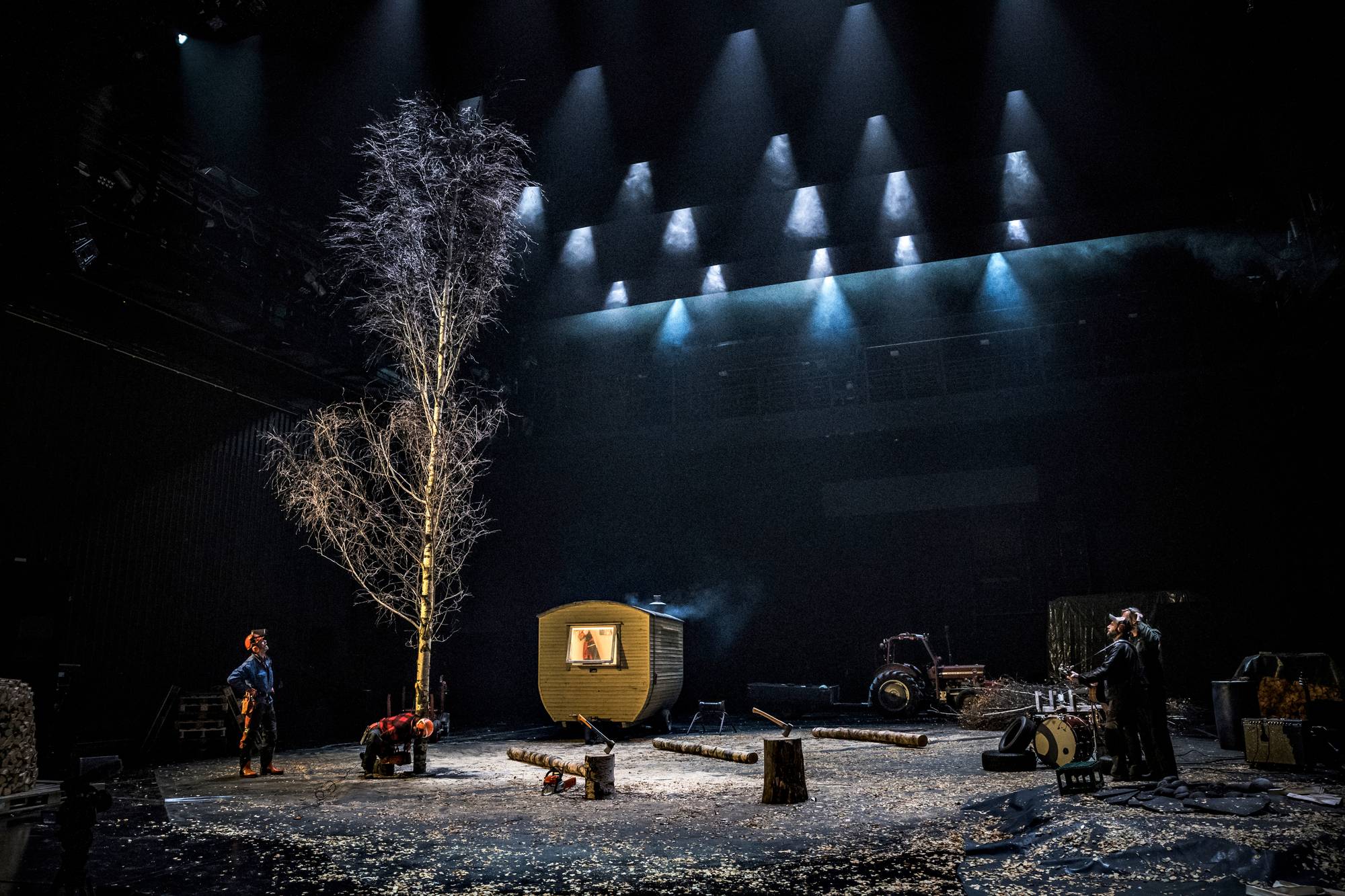 Anmeldelse: «Heil ved» ved Det Norske Teatret – Anmeldelser og anbefalinger