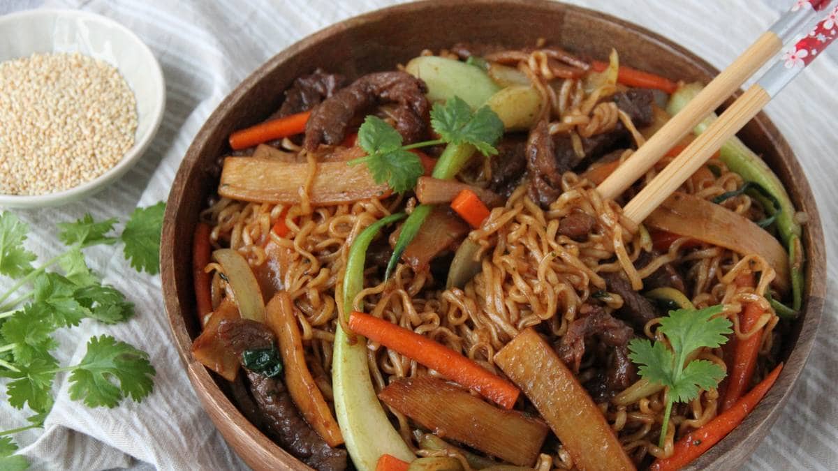 Stekte nudler med biff og grønnsaker – NRK Mat – Oppskrifter og inspirasjon