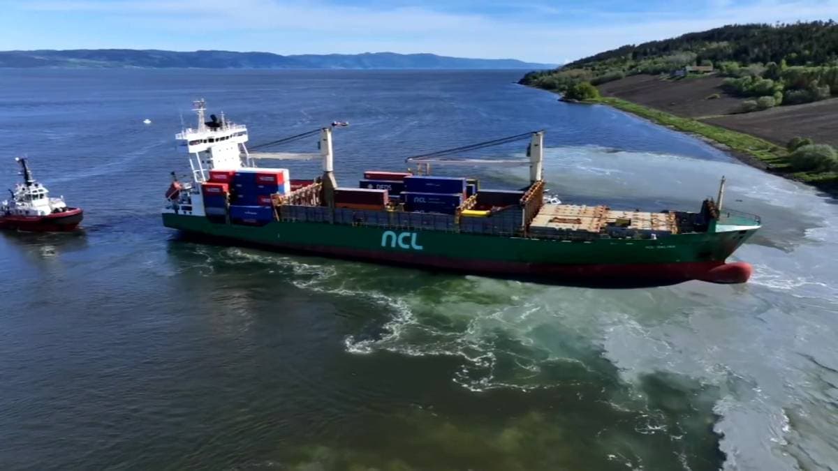 Det grunnstøtte konteinerskipet skal slepes fra fjæra på Byneset ...