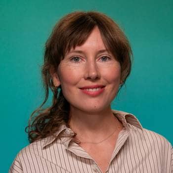 Anmeldelse: «Kun til navlen» av Linea Maja Ernst – Anmeldelser og ...