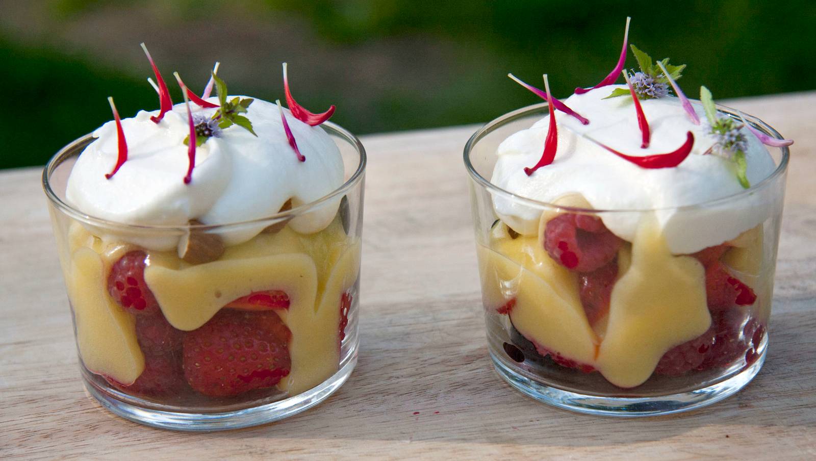 Friske bær i sitronkrem – NRK Mat – Oppskrifter og inspirasjon