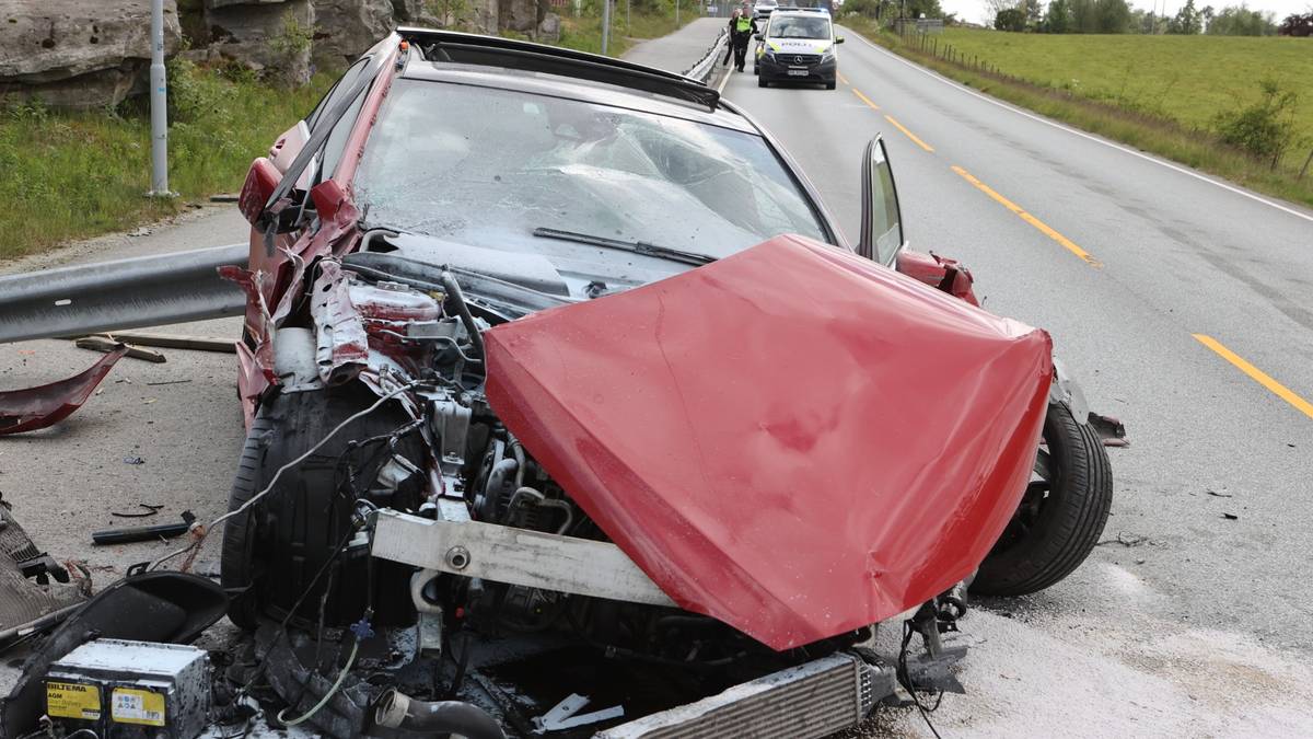 Trafikkuhell i Tysvær - store materielle skader – NRK Rogaland – Lokale nyheter, TV og radio