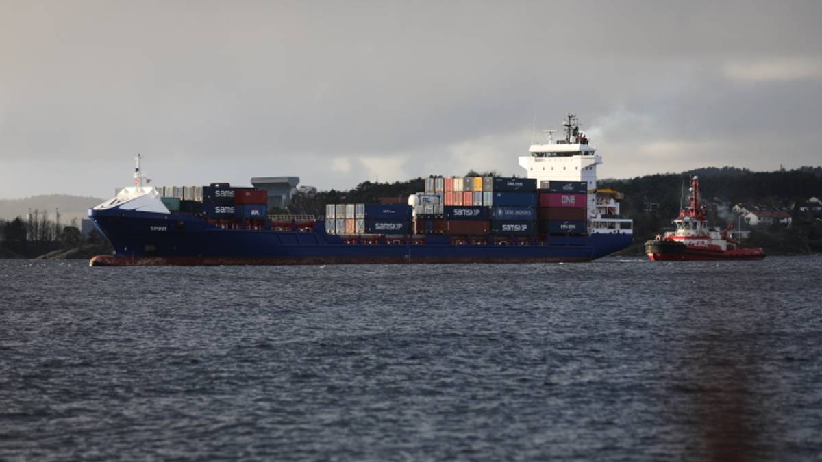 Containerskip legger seg til kai – NRK Sørlandet – Lokale nyheter, TV og radio