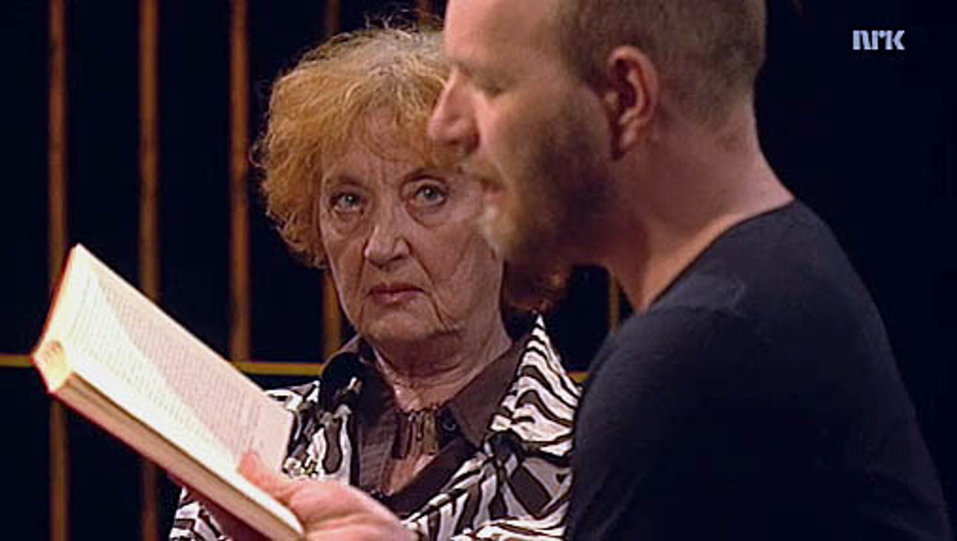 Bård prøver å få Elsa Lystad til å le – NRK
