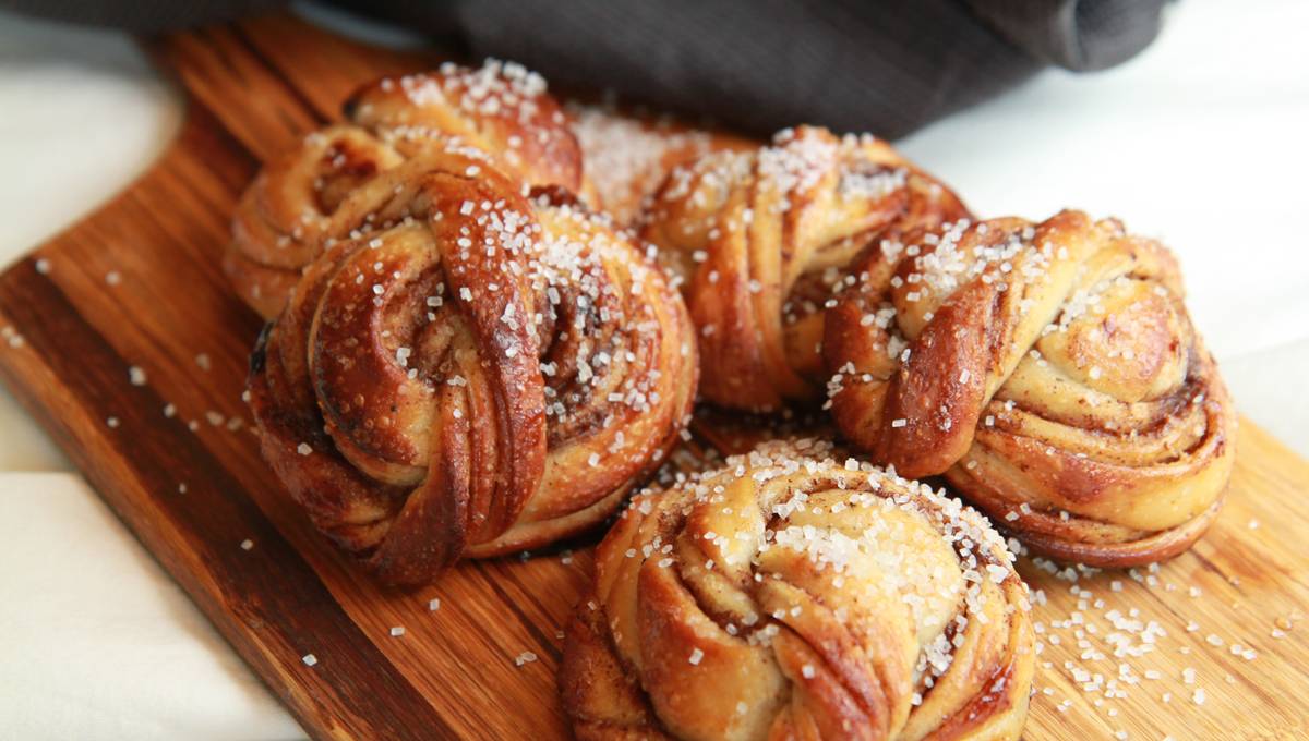 Kanelknuter av surdeig – NRK Mat – Oppskrifter og inspirasjon