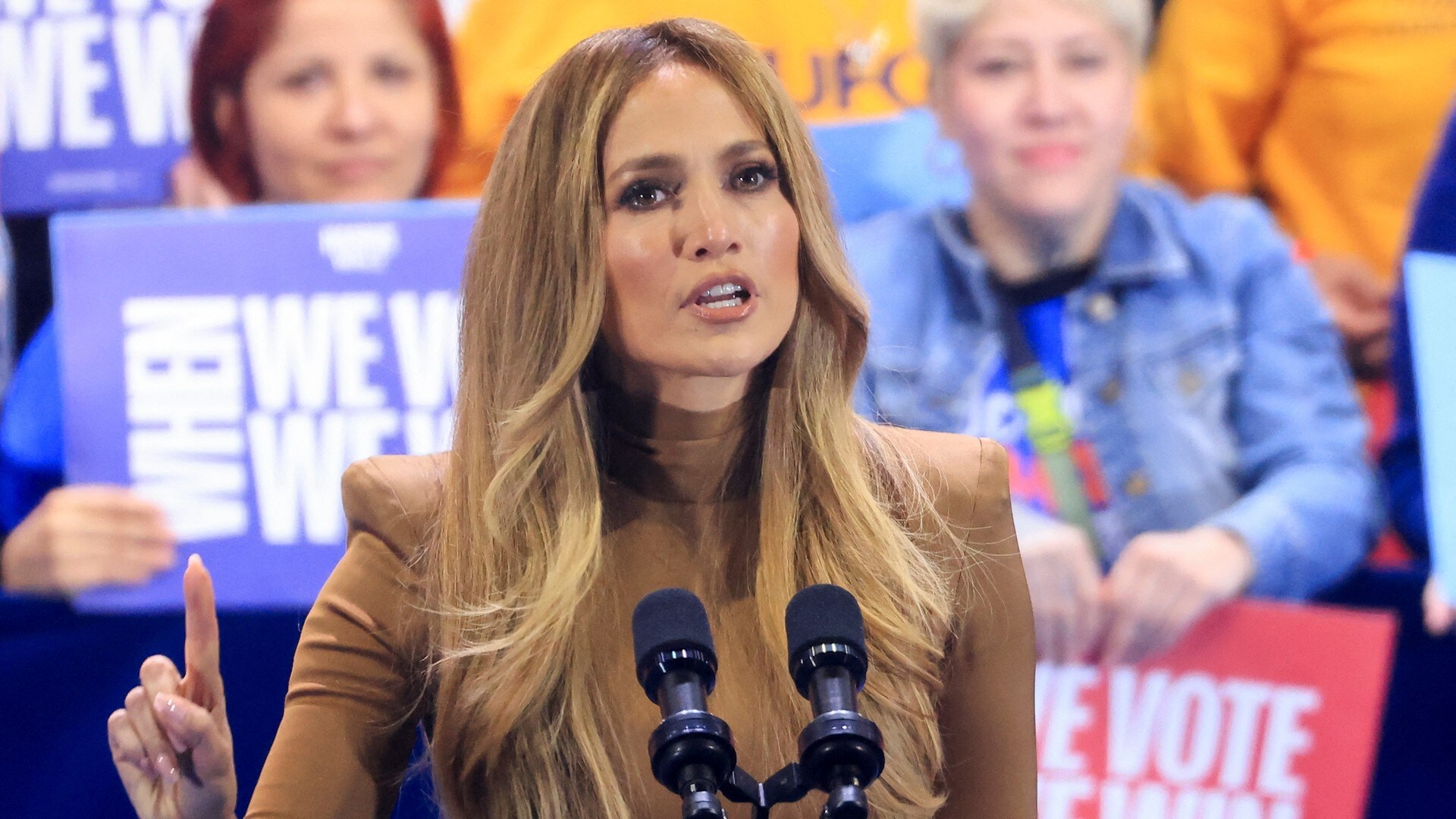 Jennifer Lopez oppfordrer folk til å bruke stemmeretten – Siste nytt – NRK