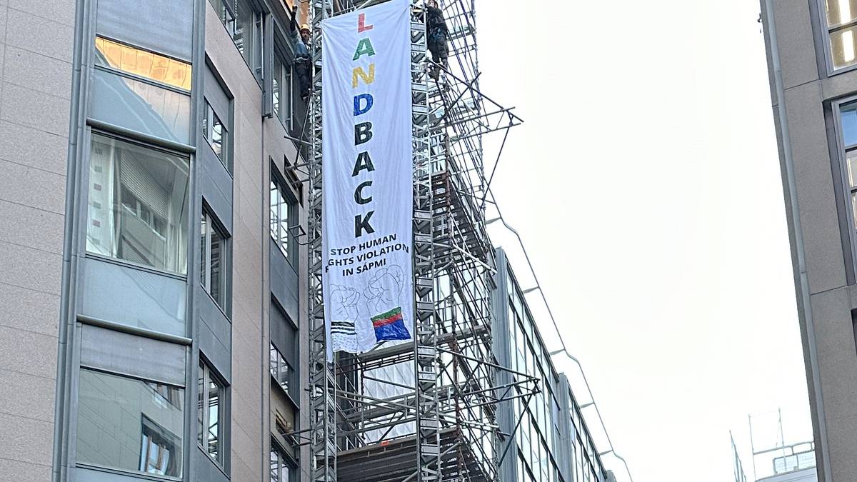 Hang opp banner på Olje- og energidepartementet – Siste nytt – NRK