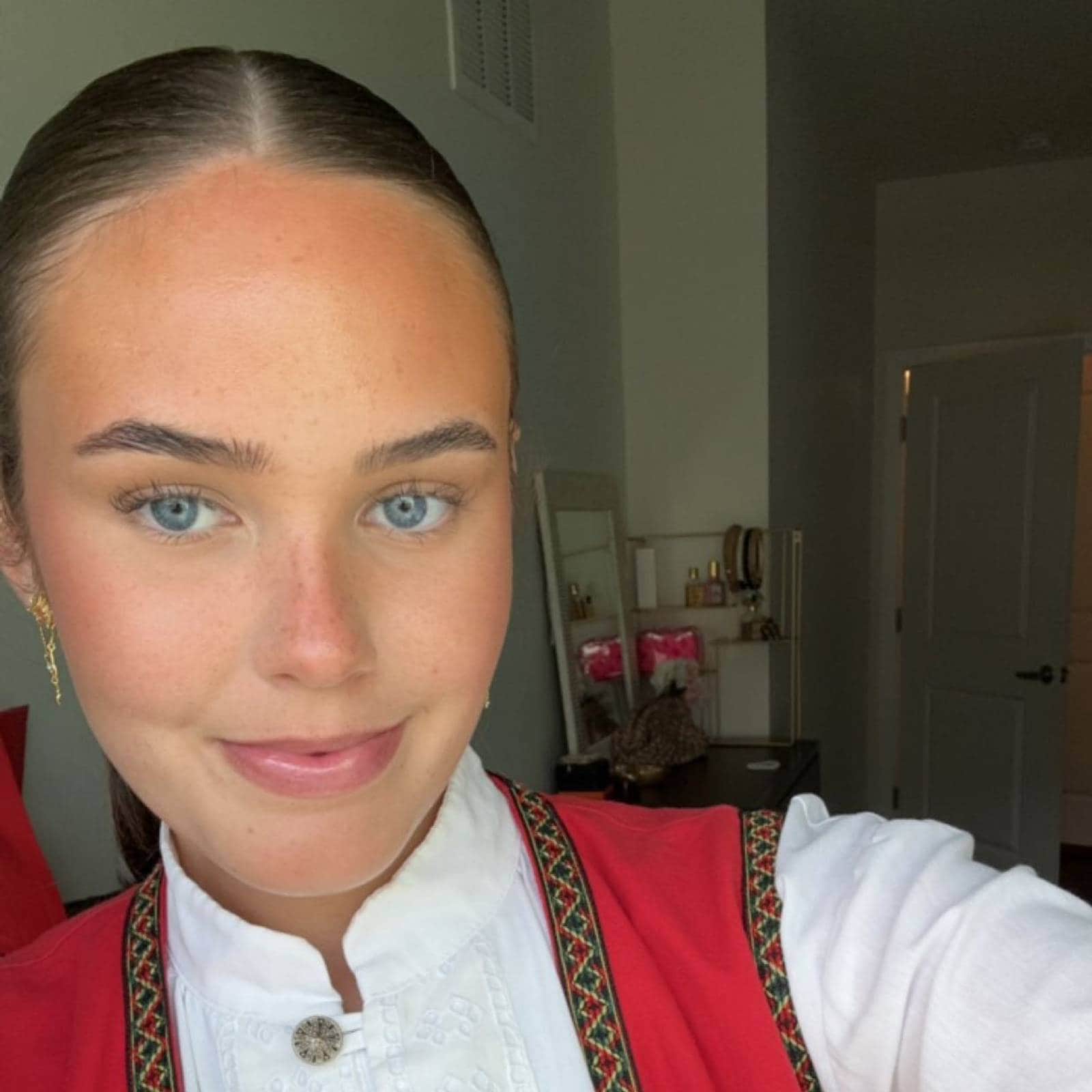 Jeg føler meg mer som meg selv på sosiale medier – NRK Norge – Oversikt ...