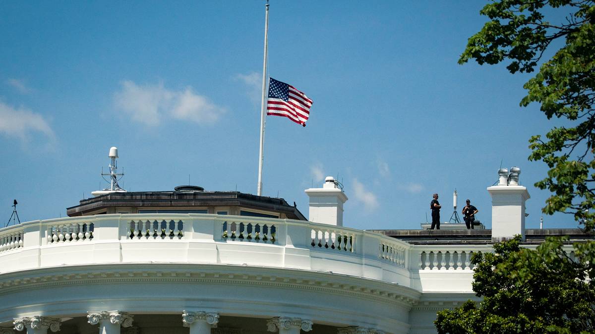 Flagg på halv stang for John Lewis – Siste nytt – NRK