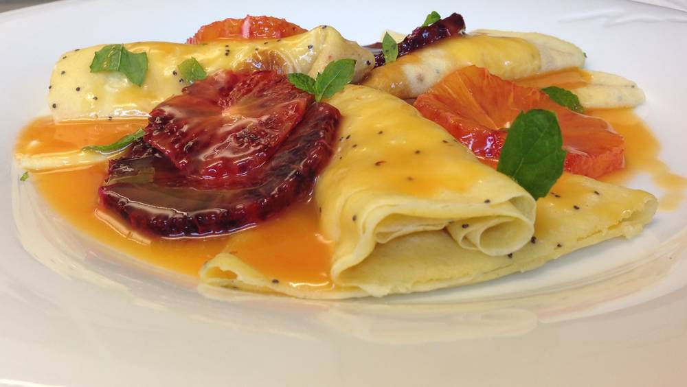 Tynne pannekaker med appelsin – NRK Mat – Oppskrifter og inspirasjon