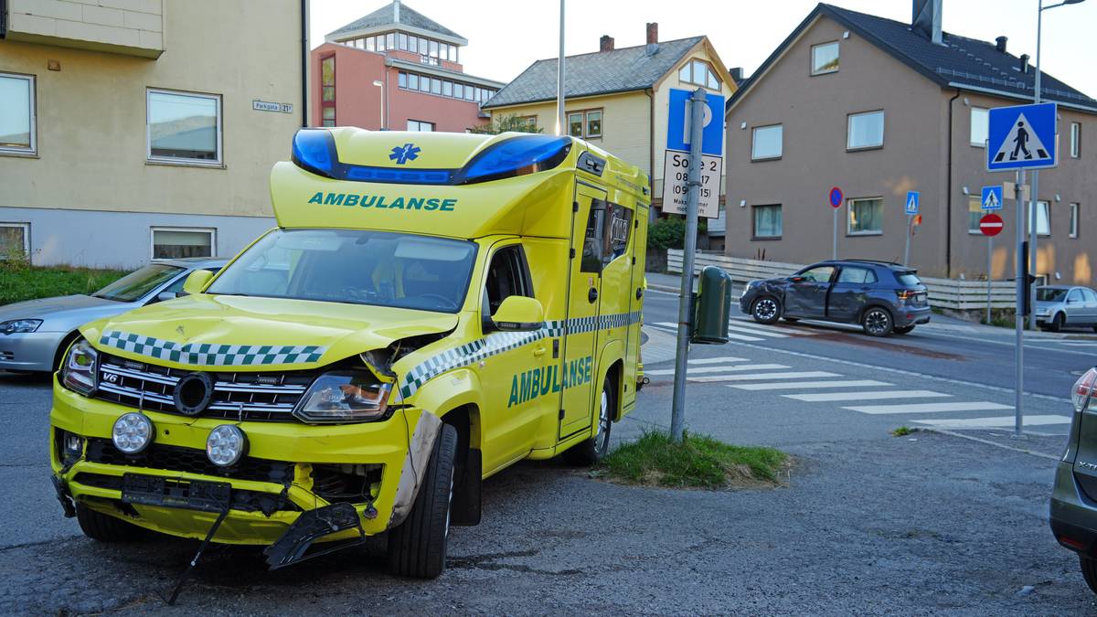 Ambulanse krasjet med personbil under utrykning – NRK Troms og Finnmark