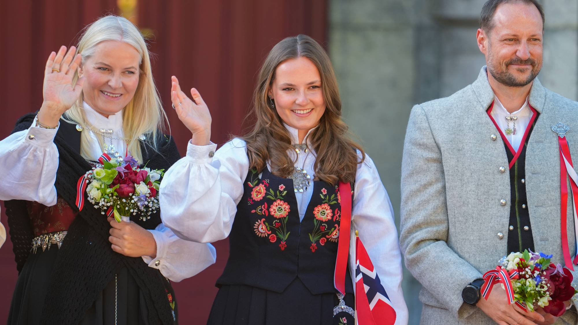 Her feirer prinsesse Ingrid Alexandra 17. mai i Målselv-bunad – NRK ...