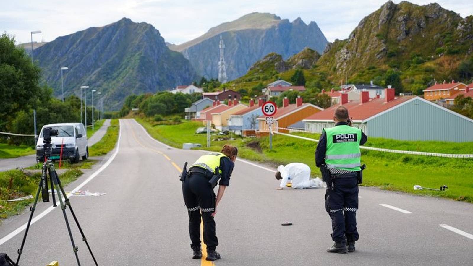 Personbil kjørte inn i hus – to unge menn omkom og kvinne fraktet til sykehus – NRK Nordland