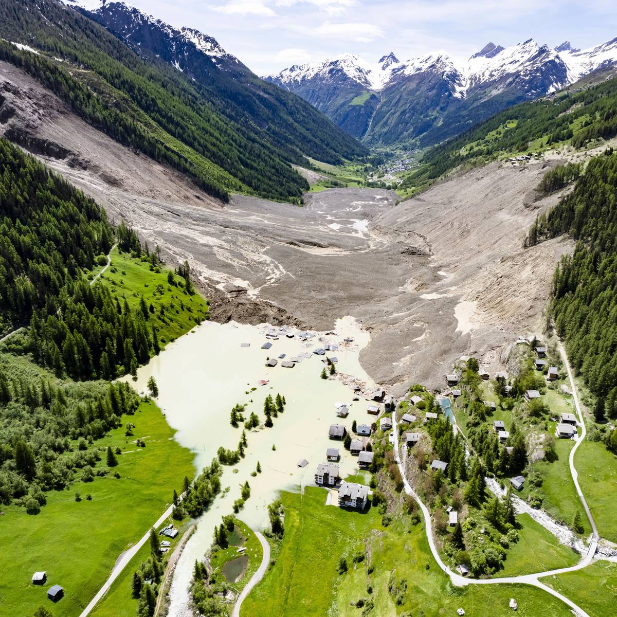 Sveits: Landsby begravd i skred – nå truer en flodbølge – NRK Urix ...