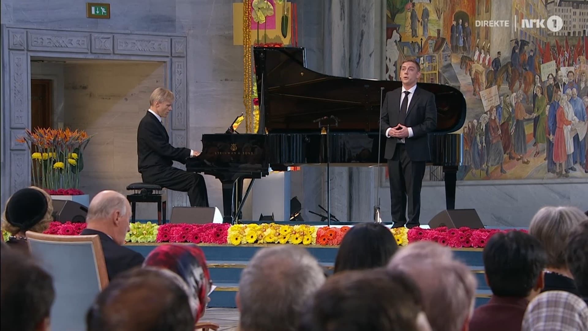 Se Bror Magnus Tødenes synge for fredsprisvinnere – NRK