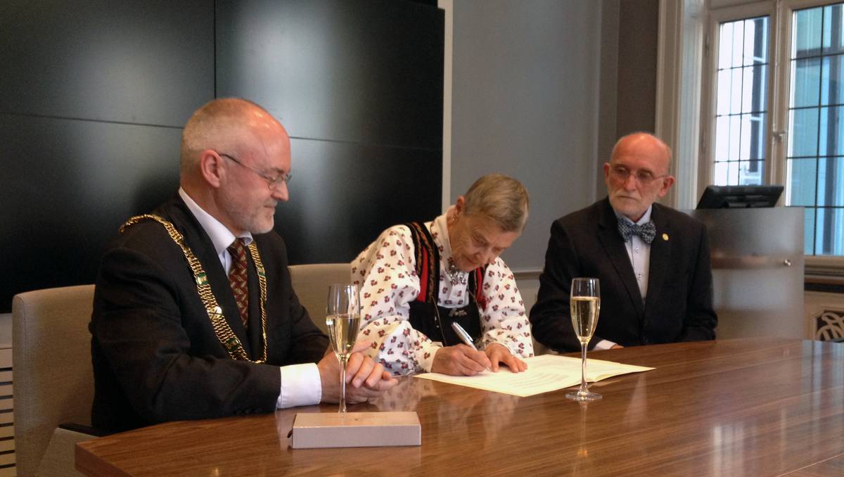 Kim Friele overrekte arkiv til UiB – NRK Vestland