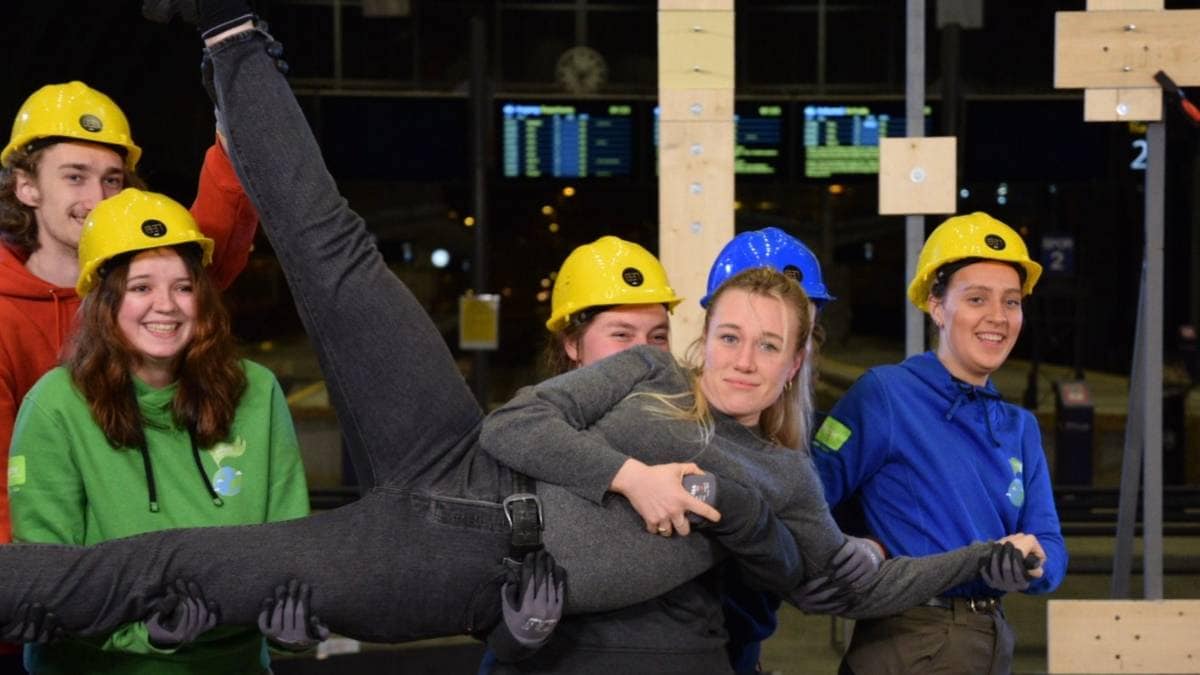 Maria Stavang hjelper med byggingen – NRK Vestland