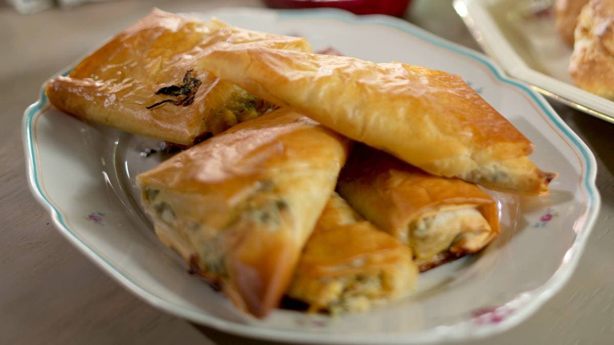 Filoknutar med spinat, fetaost og pinje­kjernar – NRK Mat – Oppskrifter ...