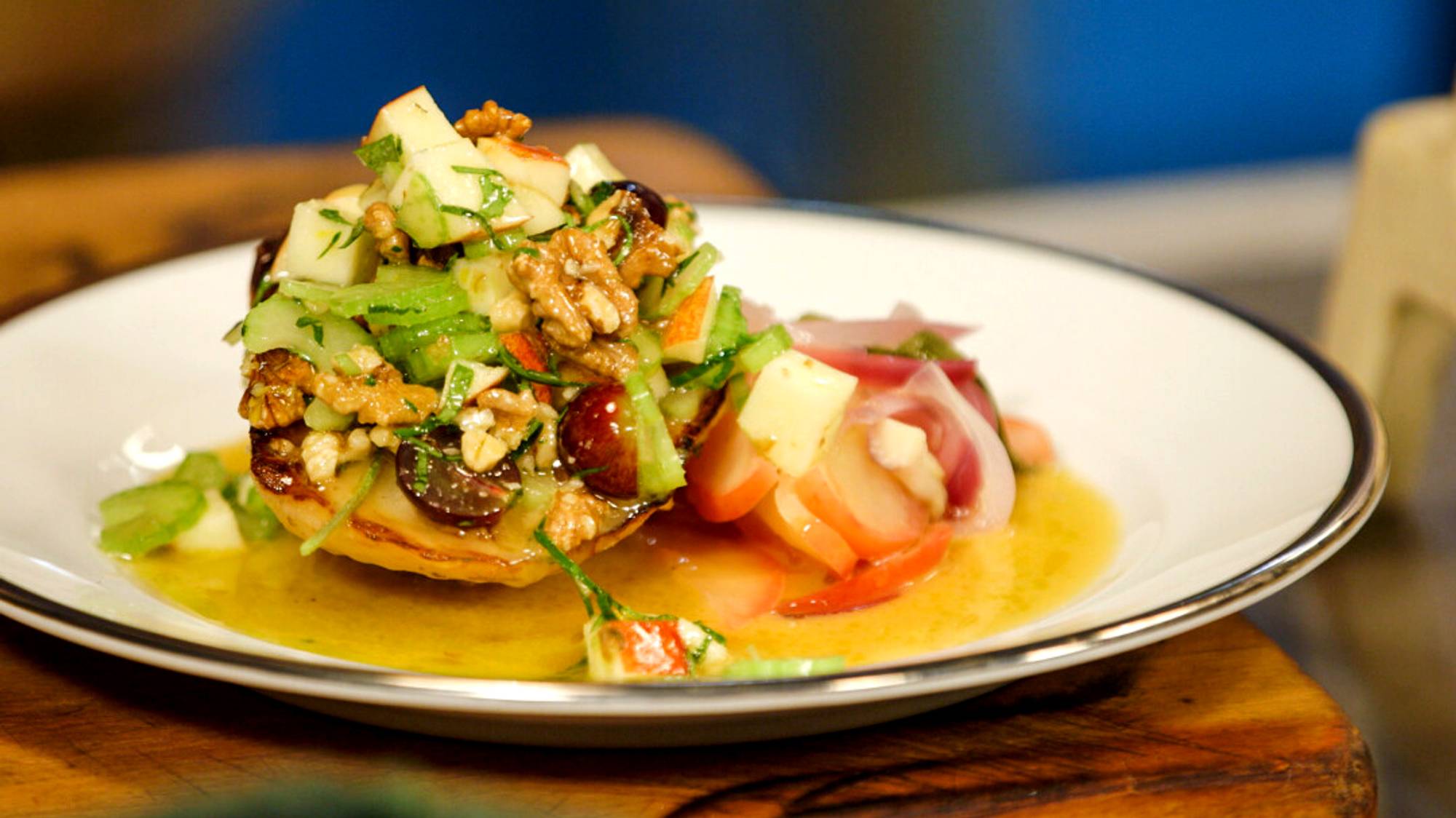 Bakt sellerirot med waldorfinspirert tilbehør – NRK Mat – Oppskrifter ...