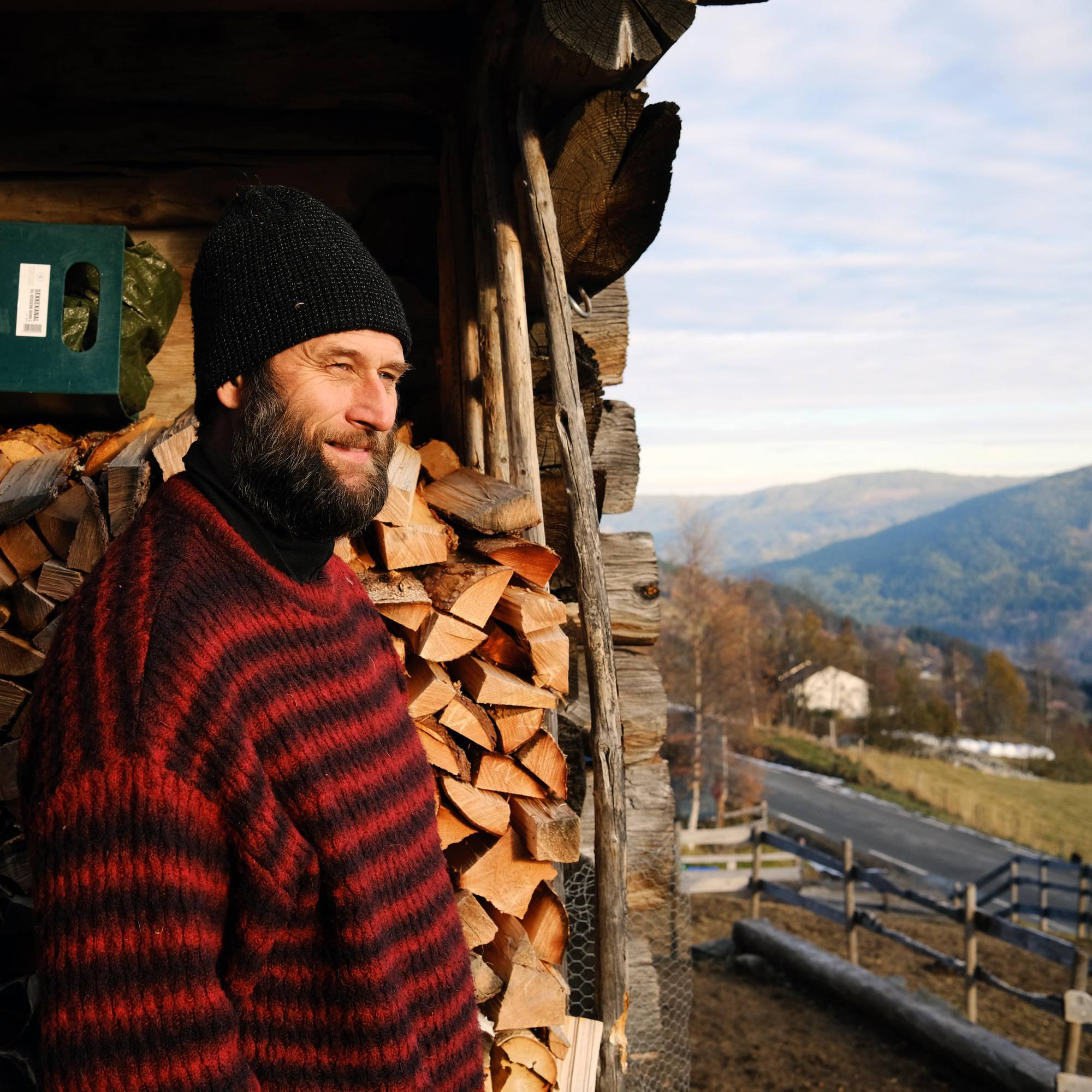 Bjella og ved – slik skal teatret få menn inn i salen – Kultur