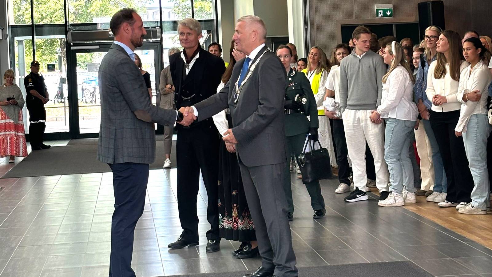 Kronprins Haakon besøkte Unesco-skolen Ringerike videregående – NRK ...