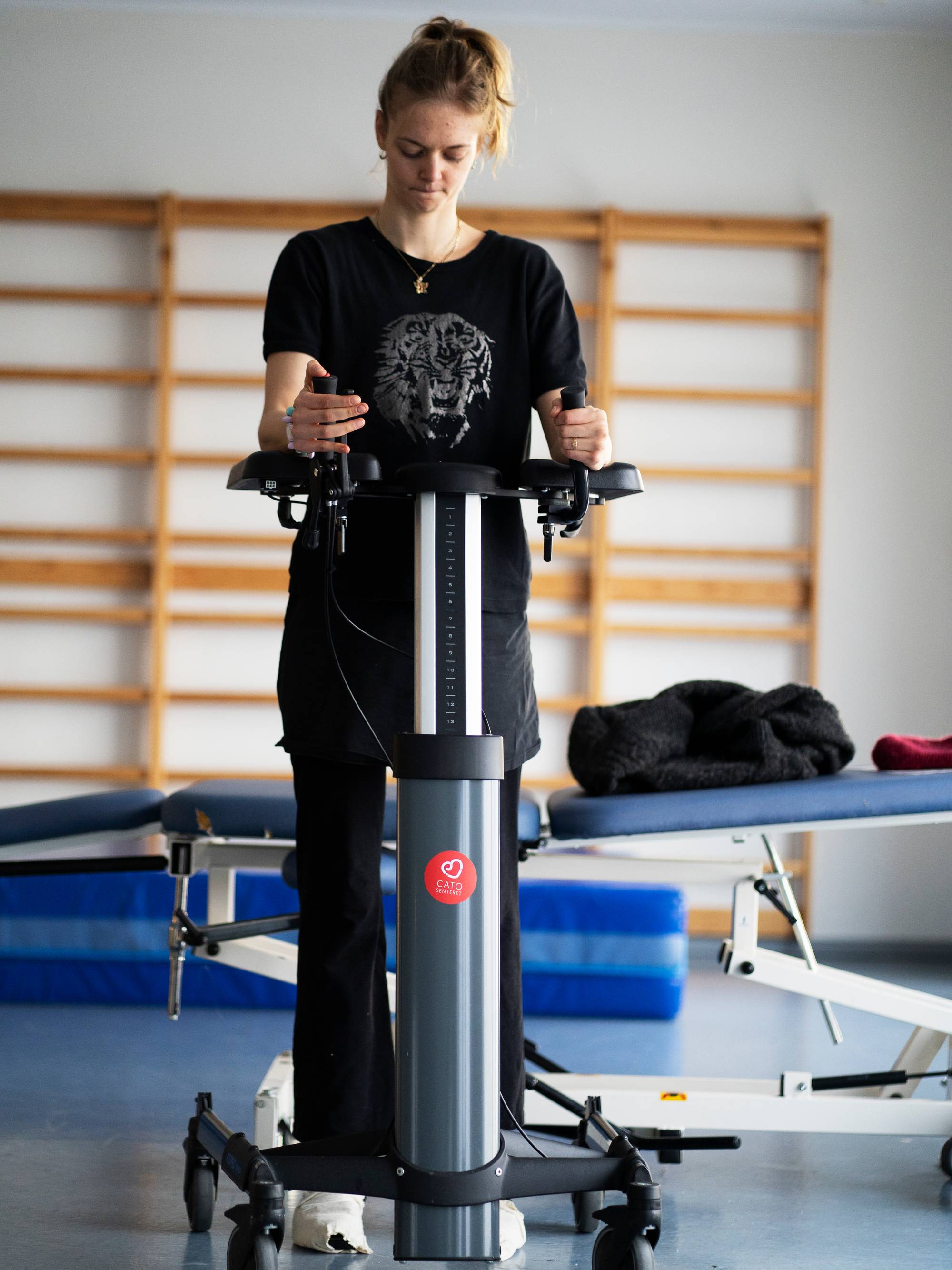 Vanja brakk ryggen i hengekøyeulykke da statue veltet over henne – NRK ...