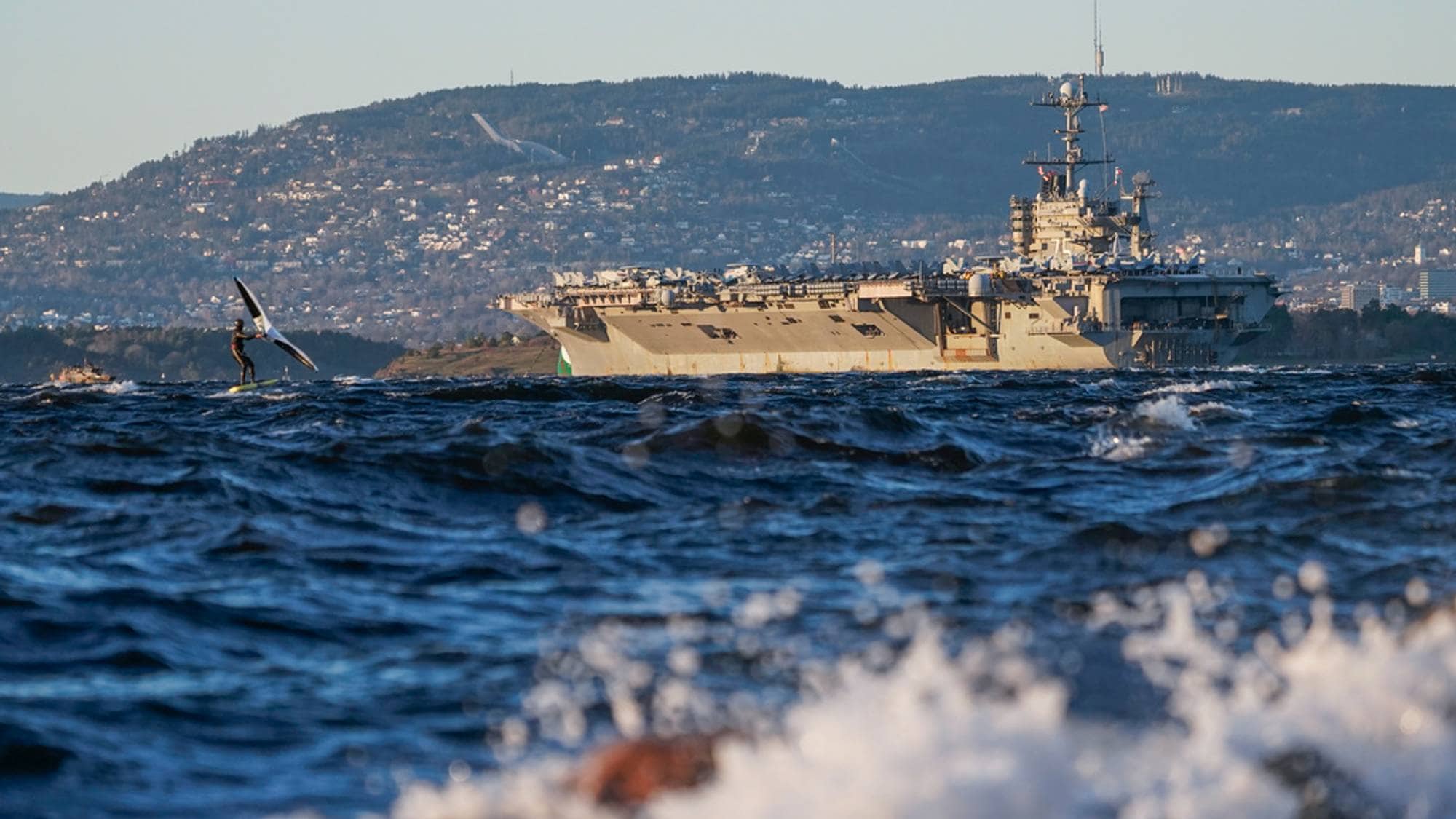 Verdens største hangarskip i Indre Oslofjord: – Viktig for Norges ...