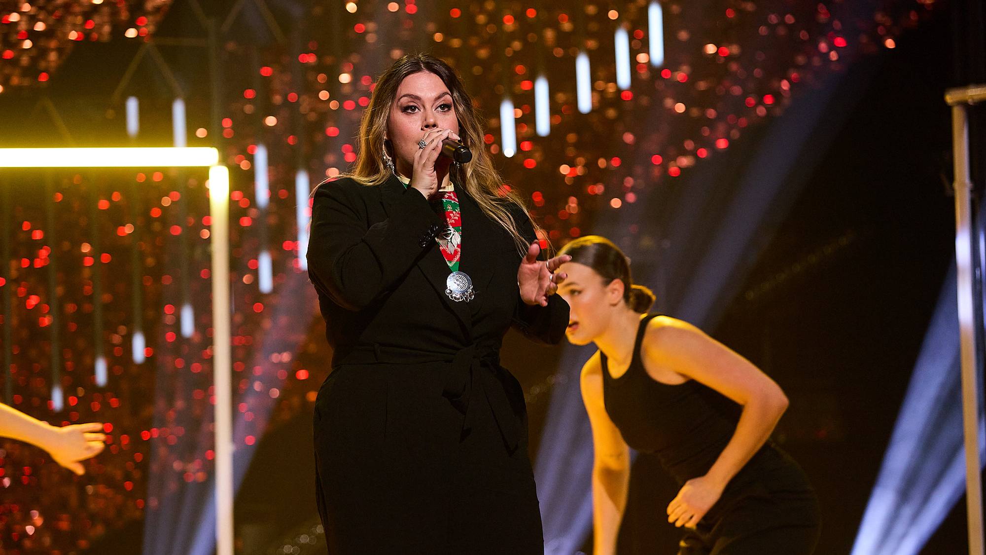 Ella Marie Hætta Isaksen får årets Áillohaš-pris – NRK Sápmi - samiske ...