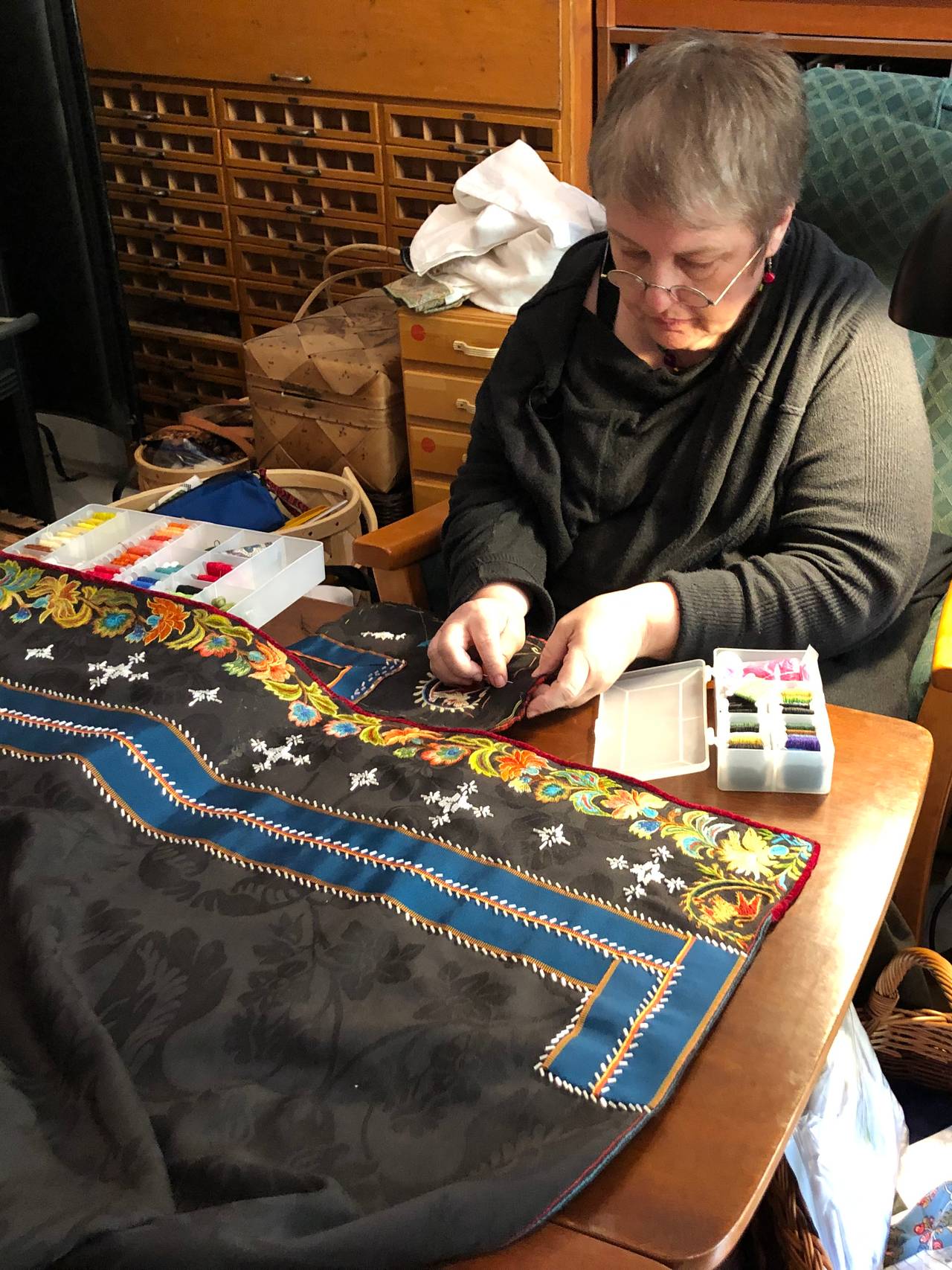 Prinsesse Ingrid Alexandra får ein unik bunad frå Telemark i gåve frå ...