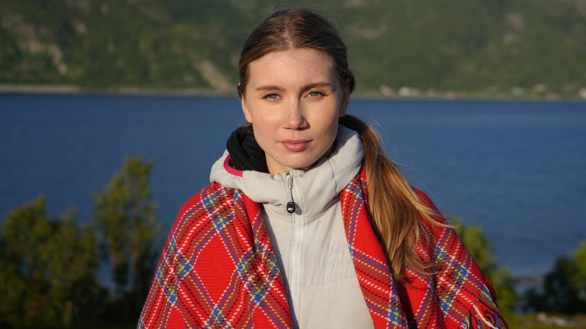 Ella Marie Hætta Isaksen har lenket seg fast i Repparfjord – NRK Troms og Finnmark