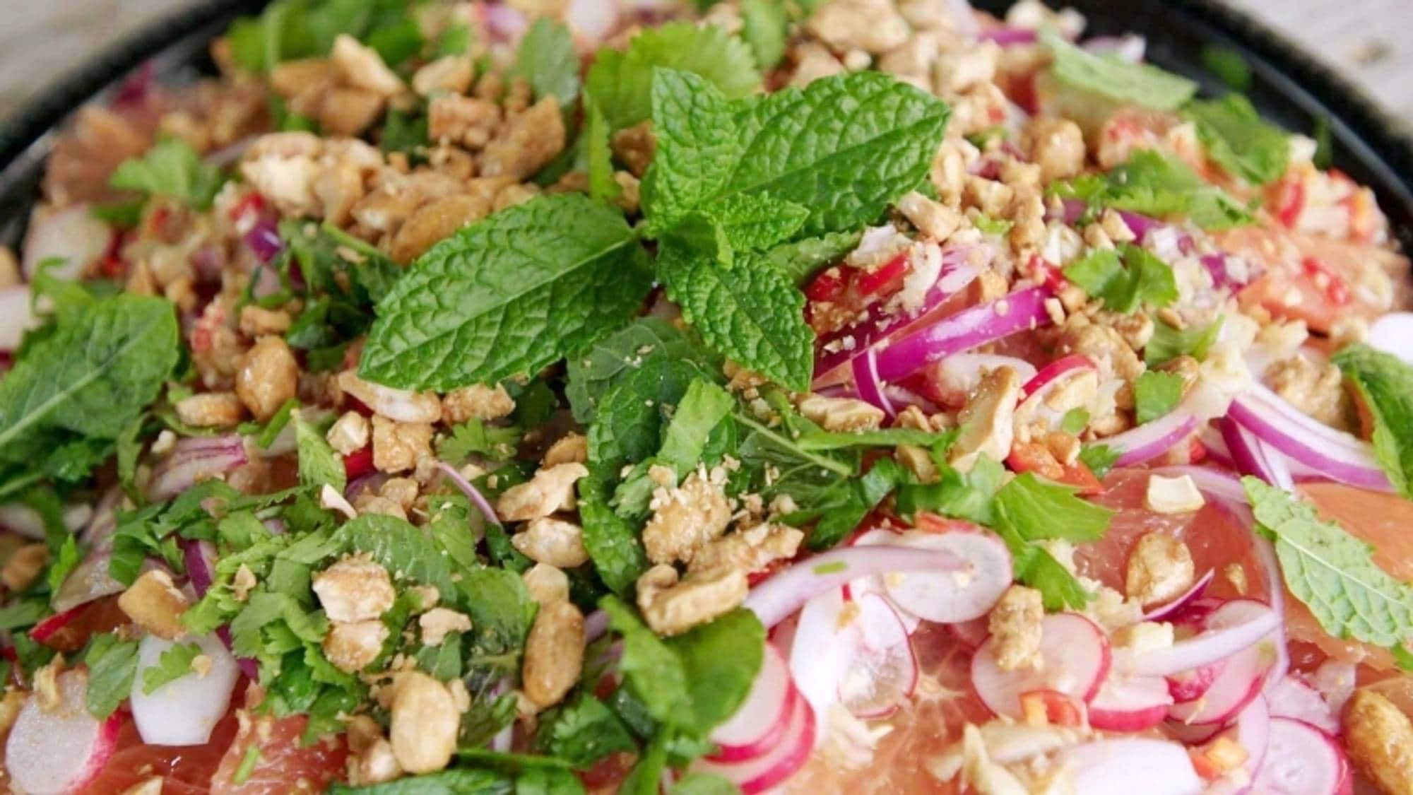 Rosa grapefrukt-salat med nøtter – NRK Mat – Oppskrifter og inspirasjon