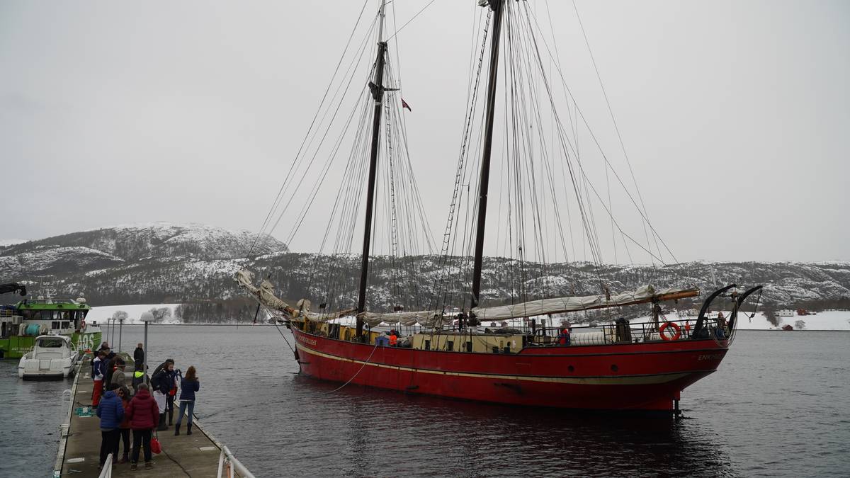 Grunnstøtt seilskip til kai – NRK Trøndelag – Lokale nyheter, TV og radio