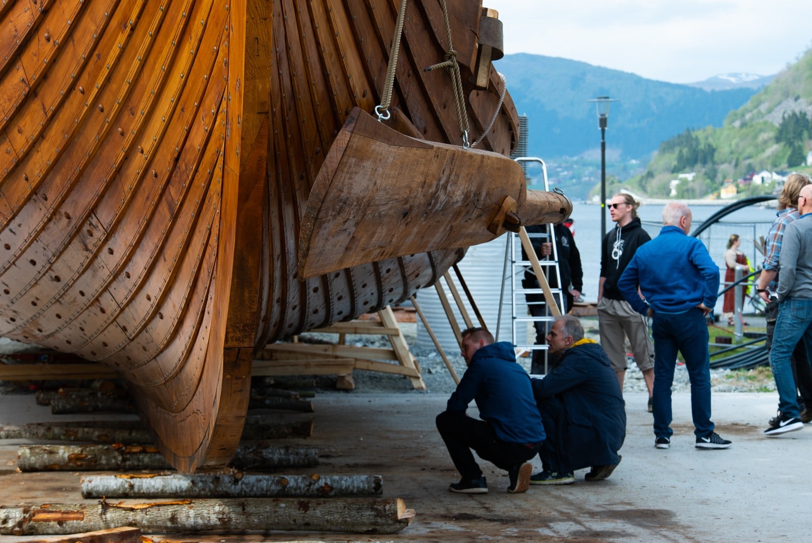 Her sjøset dei rekonstruksjonen av landets største vikingskip – NRK ...