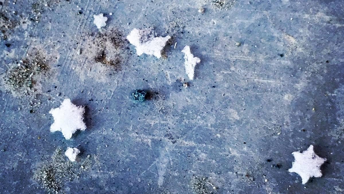 Stjerne-snøfnugg kom dalende fra himmelen – Yr