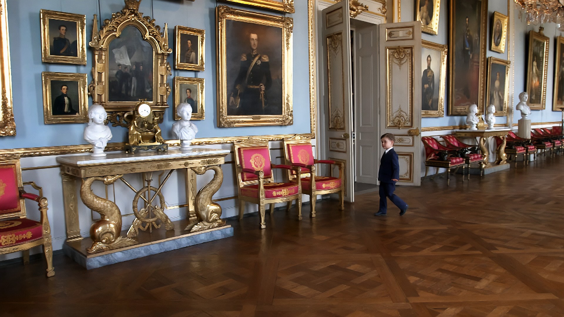 På innsiden av Stockholms slott - NRK TV