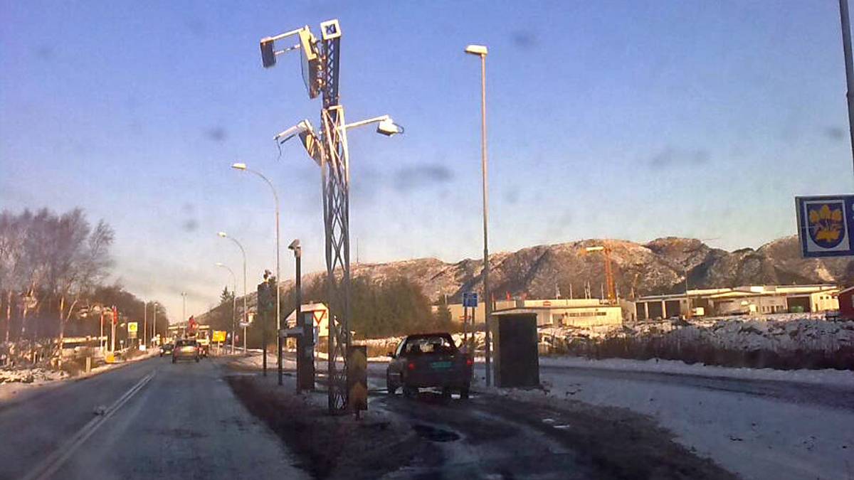 Gravemaskin smadret bomstasjon – NRK Rogaland – Lokale nyheter, TV og radio