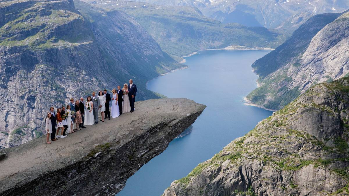 Interessa for å gifte seg på Trolltunga aukar kraftig – NRK Vestland