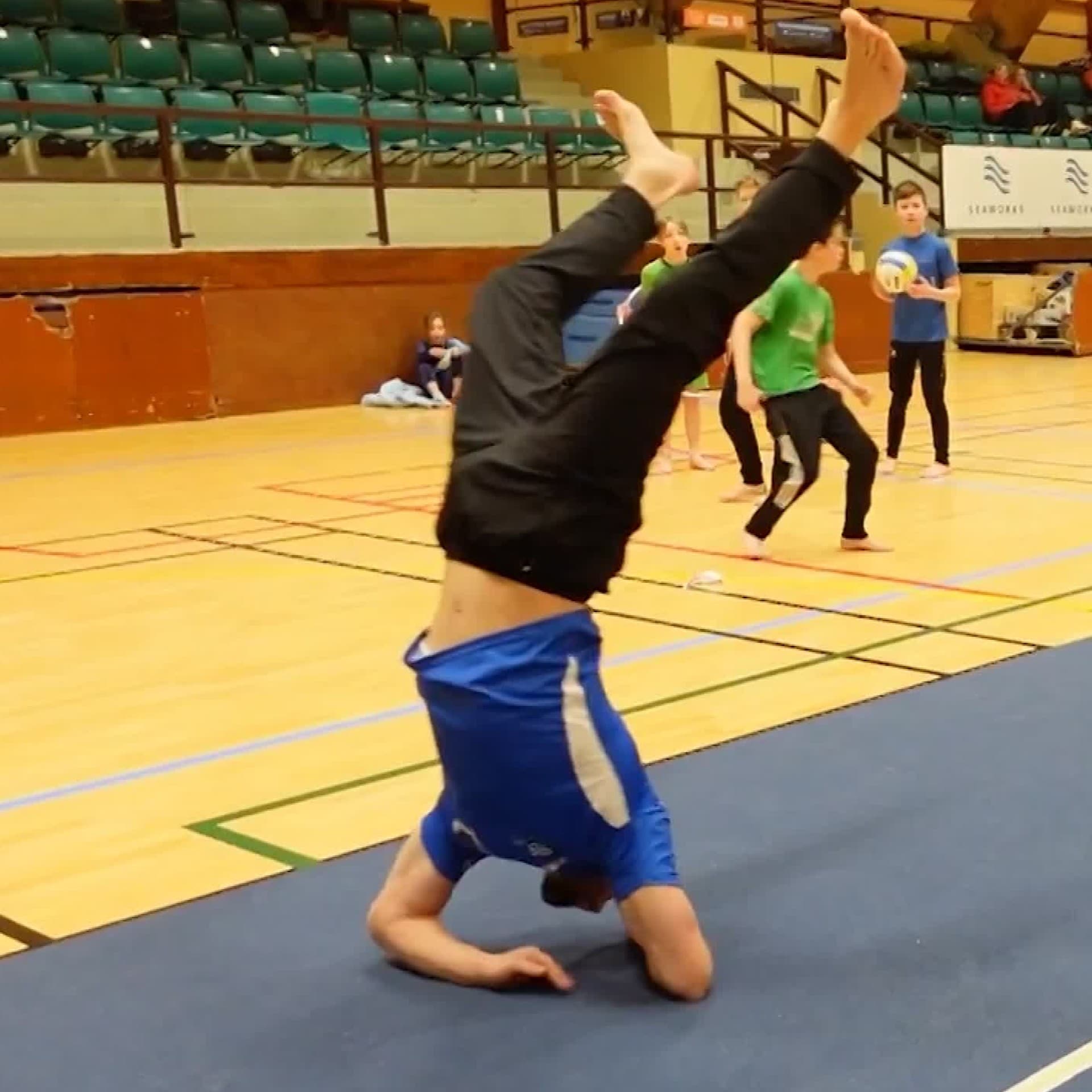 Her prøver Marius å sette verdensrekord i å gå på albuene – NRK