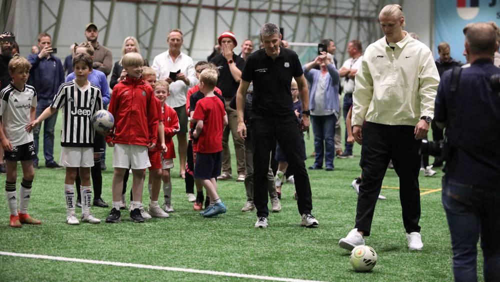 Erling Braut Haaland overrasket barn på fotball­trening på Bryne – NRK ...