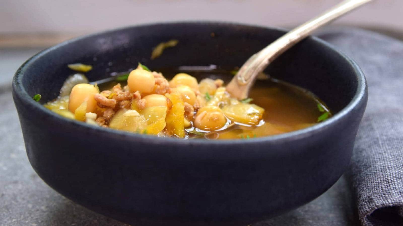 Suppe med kål og svinekjøttdeig – NRK Mat – Oppskrifter og inspirasjon