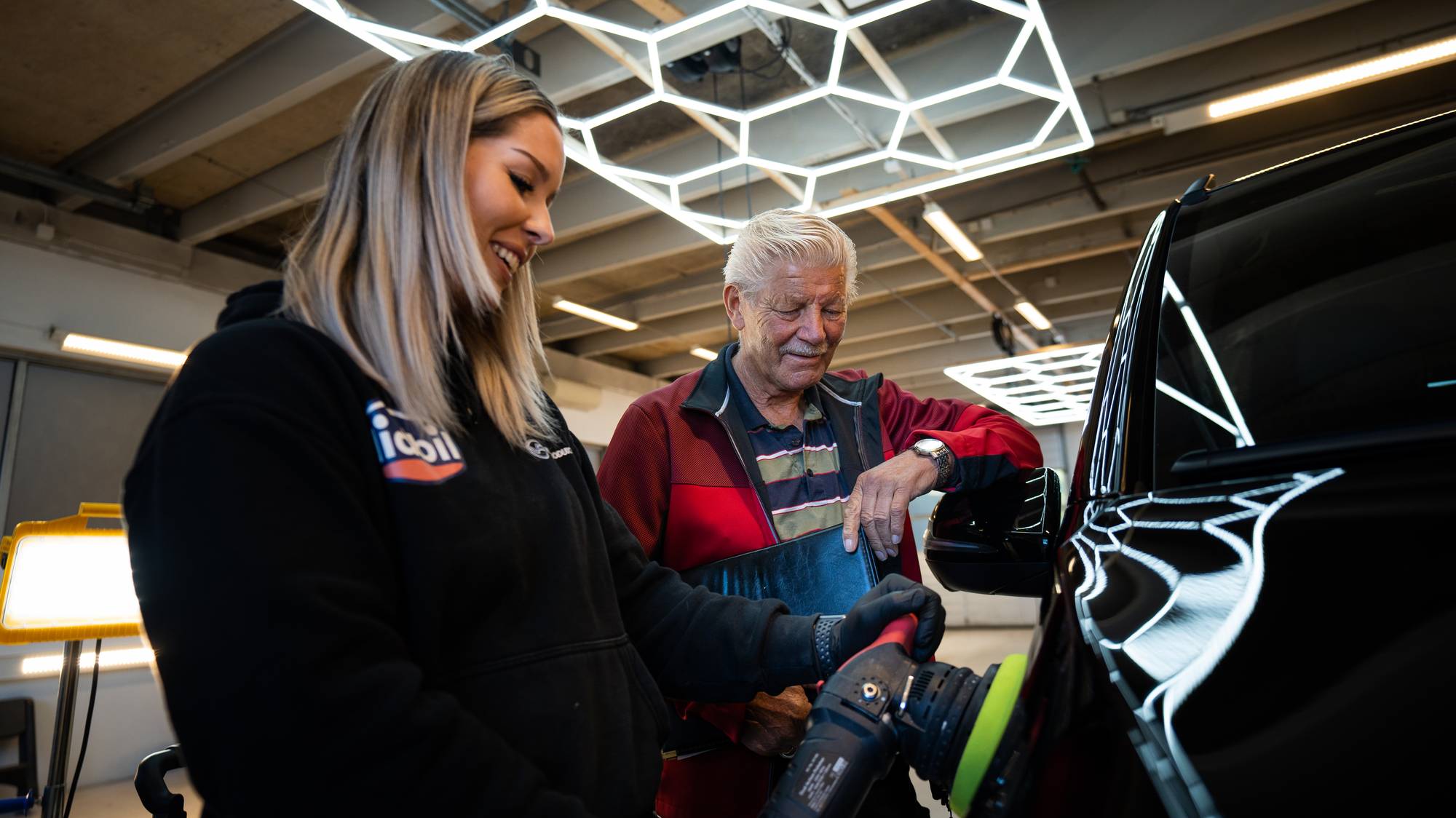 Malin Wiig tok fagbrev i bilpleie- som ei av dei første i landet – NRK ...