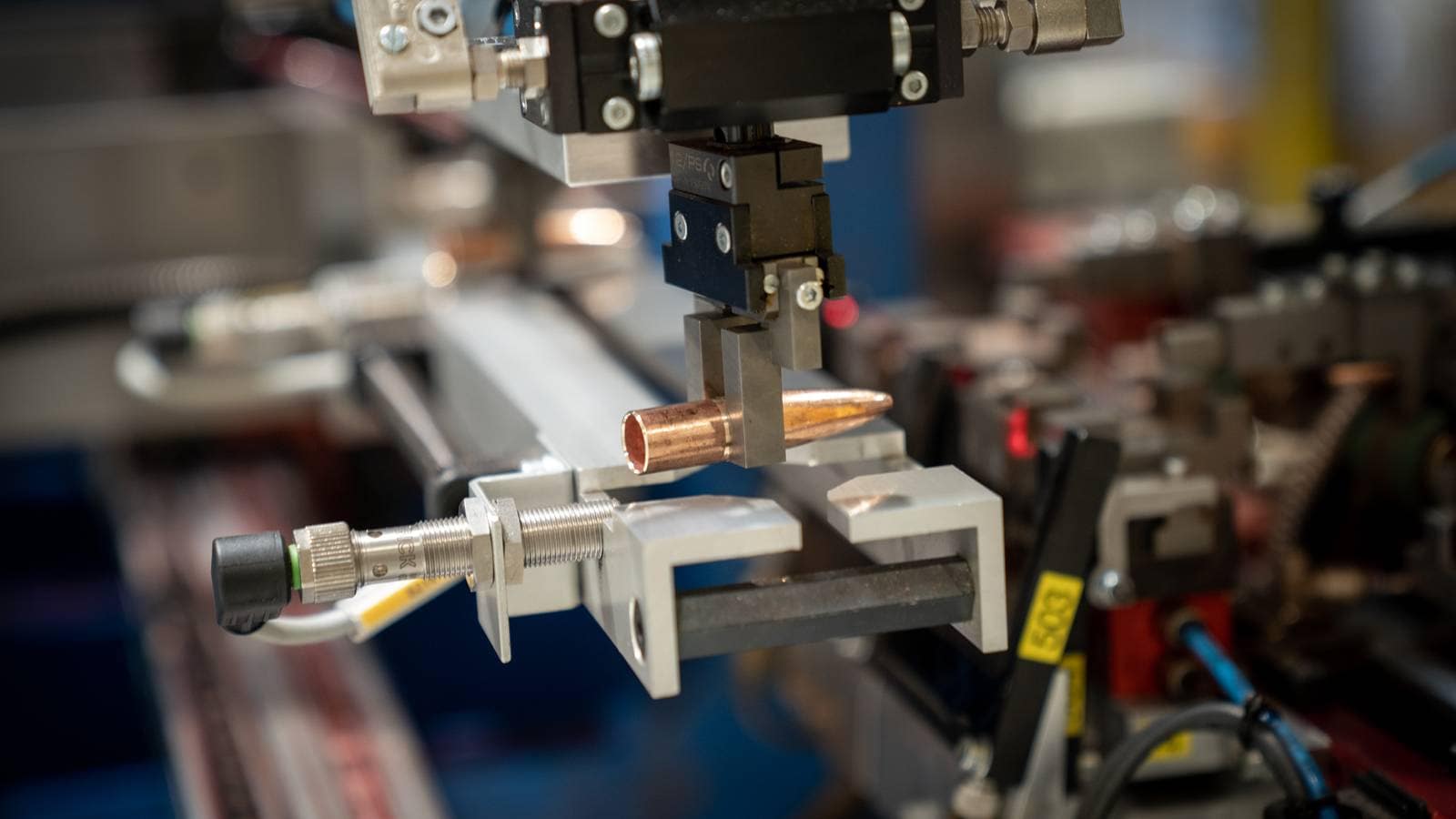 Statsministeren og forsvarsministeren til Nammo på Raufoss – NRK ...