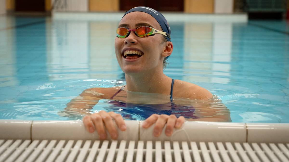 Sandra Balto (17) er én av Norges yngste svømmetalenter og slår sine ...